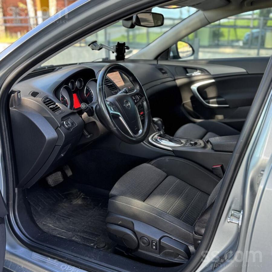 Grey Opel Insignia 2012 in Daugavpils, with an engine capacity of 2.00 L and mileage of 317 thousand km for 3950 €, photo 7 on AUTOMOTO.COM.LV