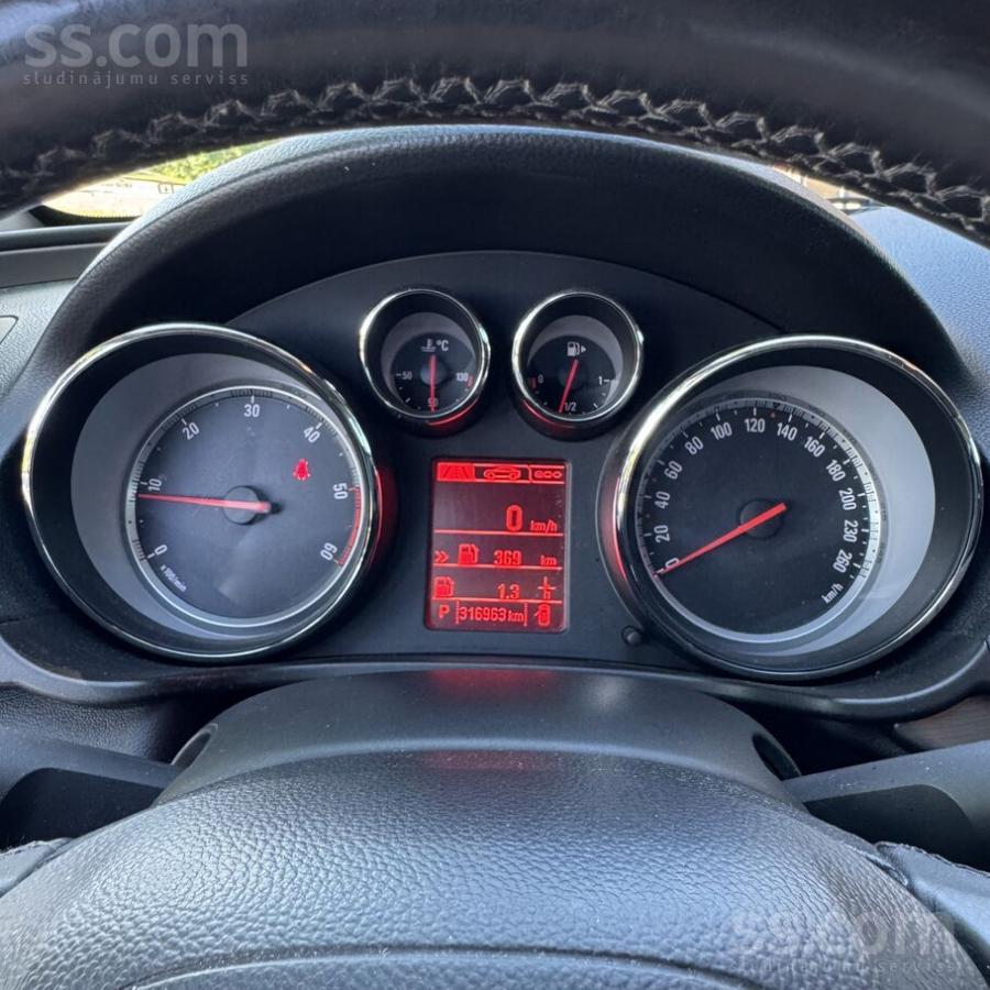 Grey Opel Insignia 2012 in Daugavpils, with an engine capacity of 2.00 L and mileage of 317 thousand km for 3950 €, photo 10 on AUTOMOTO.COM.LV