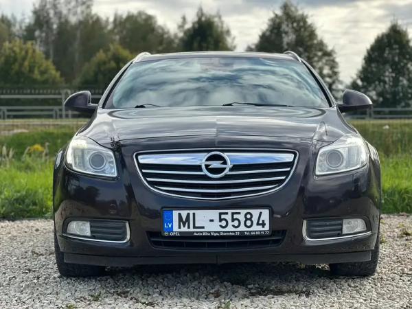 Grey Opel Insignia 2012 in Jelgava, with an engine capacity of 2.00 L and mileage of 328 thousand km for 3200 €, photo 2 on AUTOMOTO.COM.LV