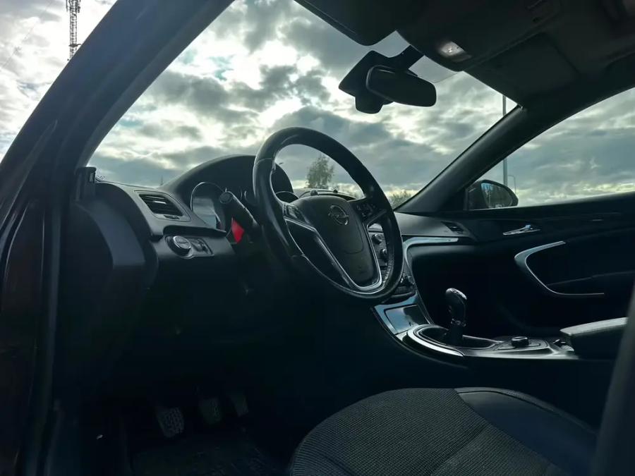 Grey Opel Insignia 2012 in Jelgava, with an engine capacity of 2.00 L and mileage of 328 thousand km for 3200 €, photo 6 on AUTOMOTO.COM.LV