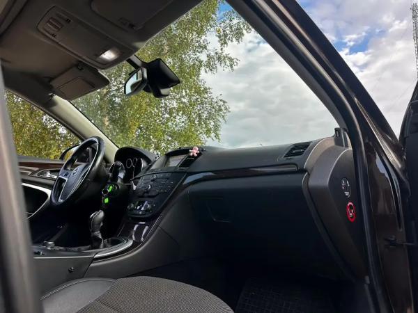 Grey Opel Insignia 2012 in Jelgava, with an engine capacity of 2.00 L and mileage of 328 thousand km for 3200 €, photo 6 on AUTOMOTO.COM.LV