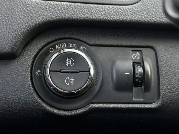Grey Opel Insignia 2012 in Jelgava, with an engine capacity of 2.00 L and mileage of 328 thousand km for 3200 €, photo 10 on AUTOMOTO.COM.LV