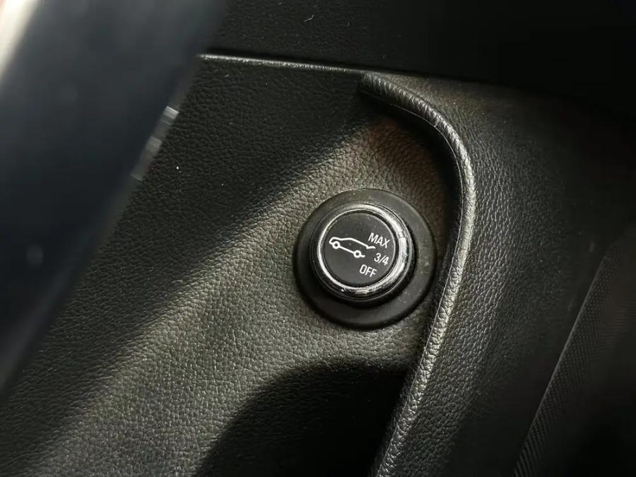 Grey Opel Insignia 2012 in Jelgava, with an engine capacity of 2.00 L and mileage of 328 thousand km for 3200 €, photo 12 on AUTOMOTO.COM.LV