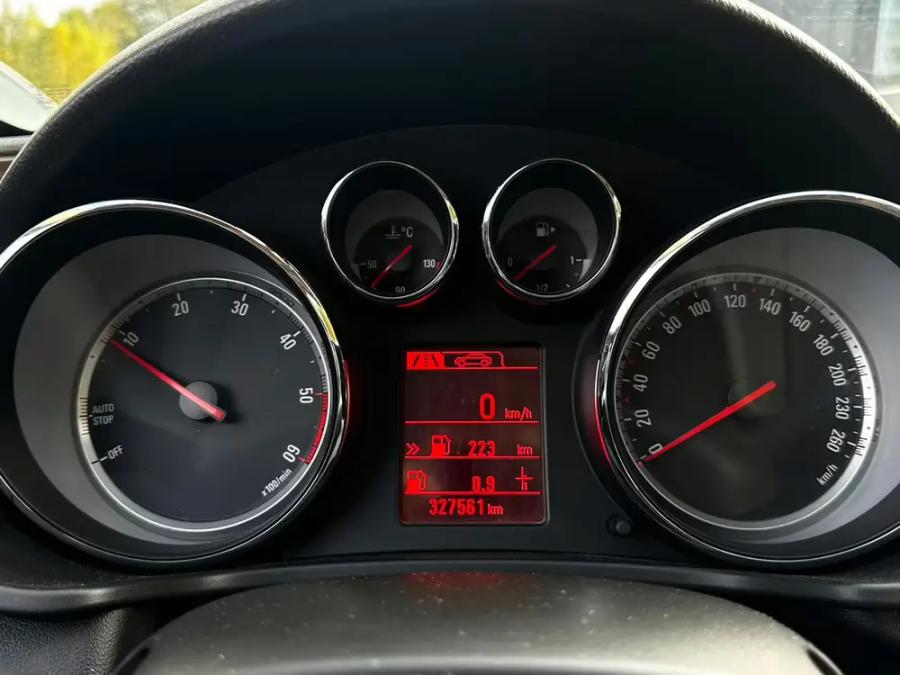 Grey Opel Insignia 2012 in Jelgava, with an engine capacity of 2.00 L and mileage of 328 thousand km for 3200 €, photo 14 on AUTOMOTO.COM.LV