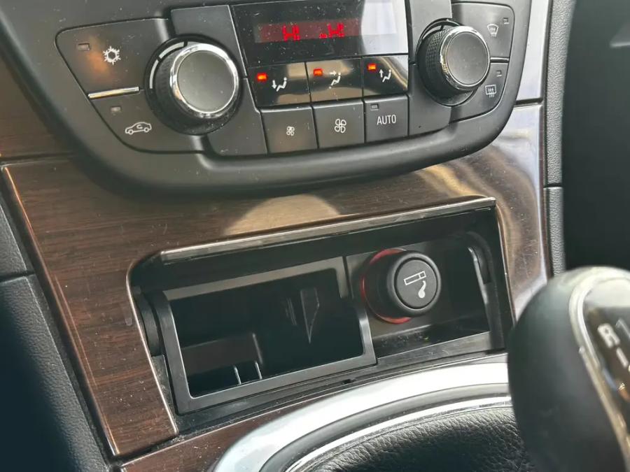 Grey Opel Insignia 2012 in Jelgava, with an engine capacity of 2.00 L and mileage of 328 thousand km for 3200 €, photo 16 on AUTOMOTO.COM.LV