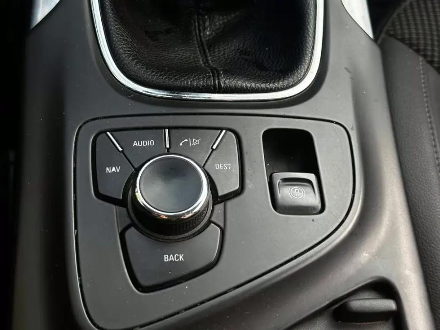 Grey Opel Insignia 2012 in Jelgava, with an engine capacity of 2.00 L and mileage of 328 thousand km for 3200 €, photo 19 on AUTOMOTO.COM.LV
