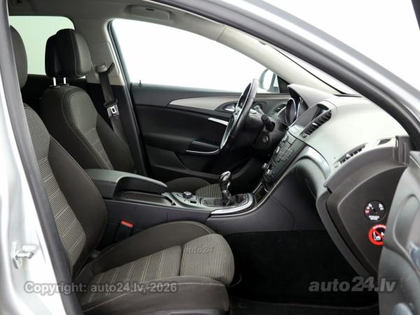 Grey Opel Insignia 2012 in Tallinn, with an engine capacity of 2.00 L and mileage of 294 thousand km for 1599 €, photo 6 on AUTOMOTO.COM.LV