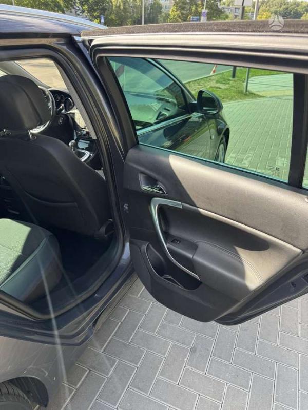 Grey Opel Insignia 2012 in Vilnius, with an engine capacity of 1.96 L and mileage of 385 thousand km for 1450 €, photo 9 on AUTOMOTO.COM.LV
