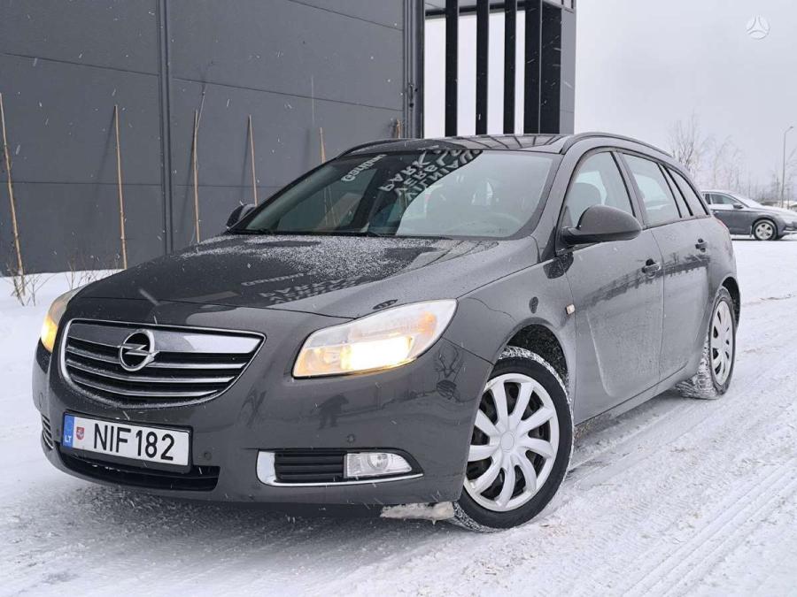 Grey Opel Insignia 2013 in Vilnius, with an engine capacity of 1.96 L and mileage of 293 thousand km for 4700 €, photo 1 on AUTOMOTO.COM.LV