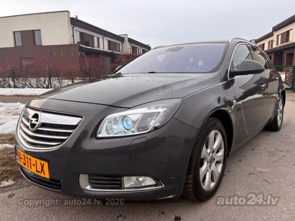 Grey Opel Insignia 2013 in Tallinn, with an engine capacity of 2.00 L and mileage of 278 thousand km for 3999 €, photo 1 on AUTOMOTO.COM.LV