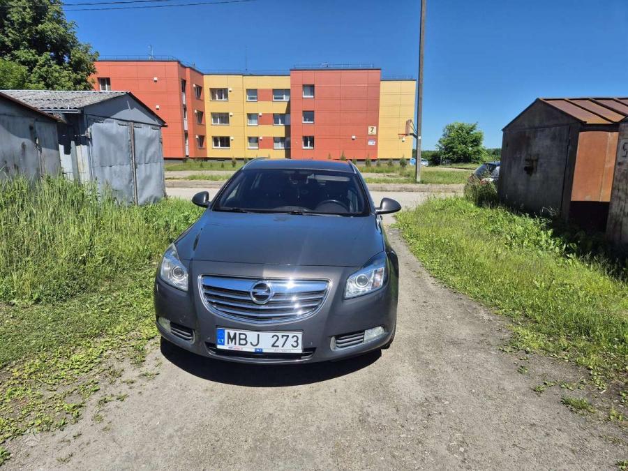 Grey Opel Insignia 2013 in Siauliai, with an engine capacity of 1.96 L and mileage of 275 thousand km for 3500 €, photo 1 on AUTOMOTO.COM.LV
