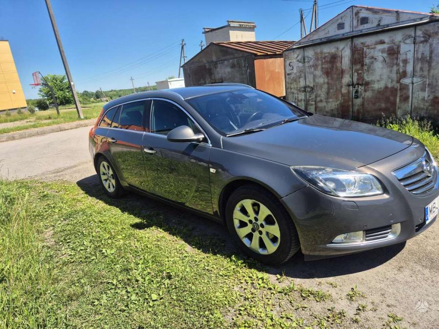 Grey Opel Insignia 2013 in Siauliai, with an engine capacity of 1.96 L and mileage of 275 thousand km for 3500 €, photo 6 on AUTOMOTO.COM.LV