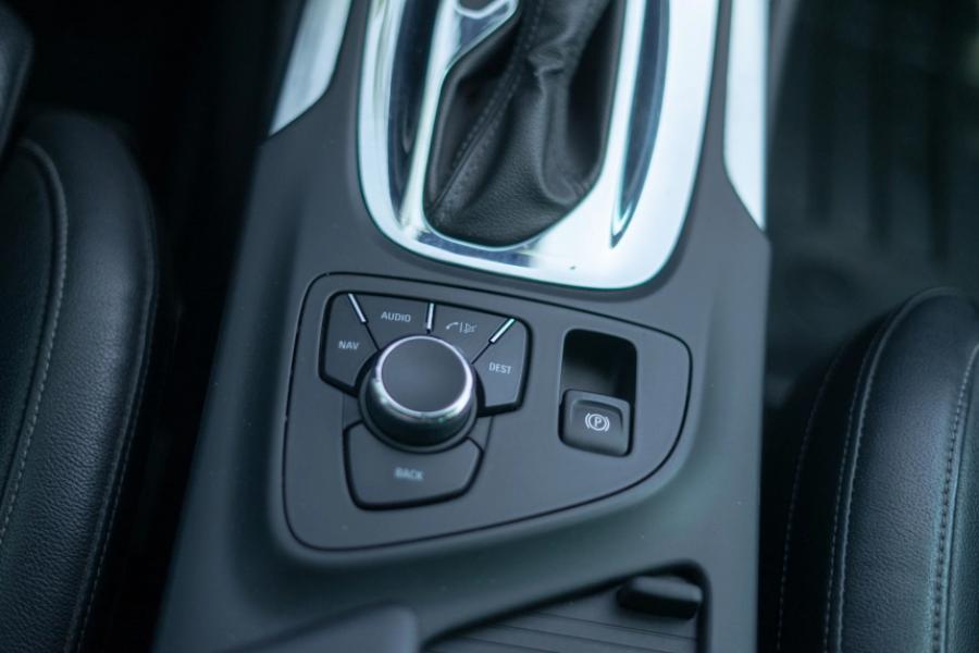 Grey Opel Insignia 2013 in Riga, with an engine capacity of 2.00 L and mileage of 301 thousand km for 5000 €, photo 18 on AUTOMOTO.COM.LV