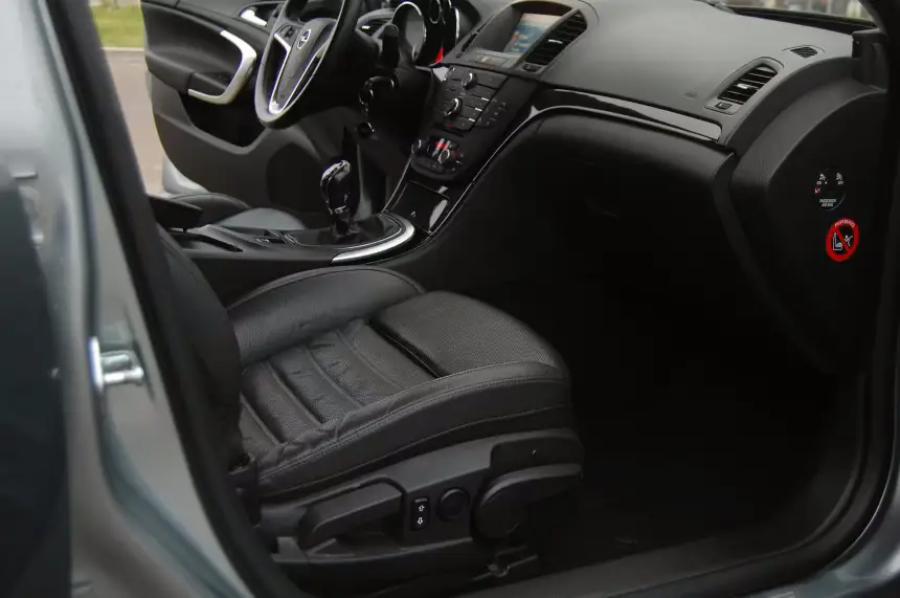 Grey Opel Insignia 2013 in Jekabpils, with an engine capacity of 2.00 L and mileage of 214 thousand km for 5300 €, photo 14 on AUTOMOTO.COM.LV