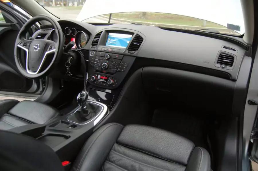 Grey Opel Insignia 2013 in Jekabpils, with an engine capacity of 2.00 L and mileage of 214 thousand km for 5300 €, photo 17 on AUTOMOTO.COM.LV