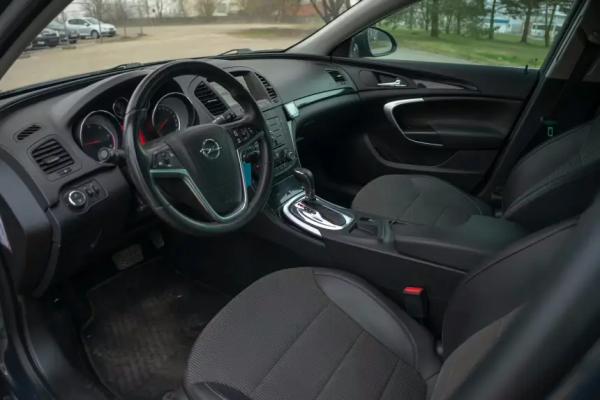 Grey Opel Insignia 2013 in Liepaja, with an engine capacity of 2.00 L and mileage of 158 thousand km for 5950 €, photo 9 on AUTOMOTO.COM.LV