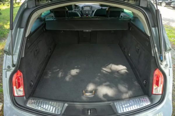 Grey Opel Insignia 2013 in Liepaja, with an engine capacity of 2.00 L and mileage of 301 thousand km for 5000 €, photo 9 on AUTOMOTO.COM.LV