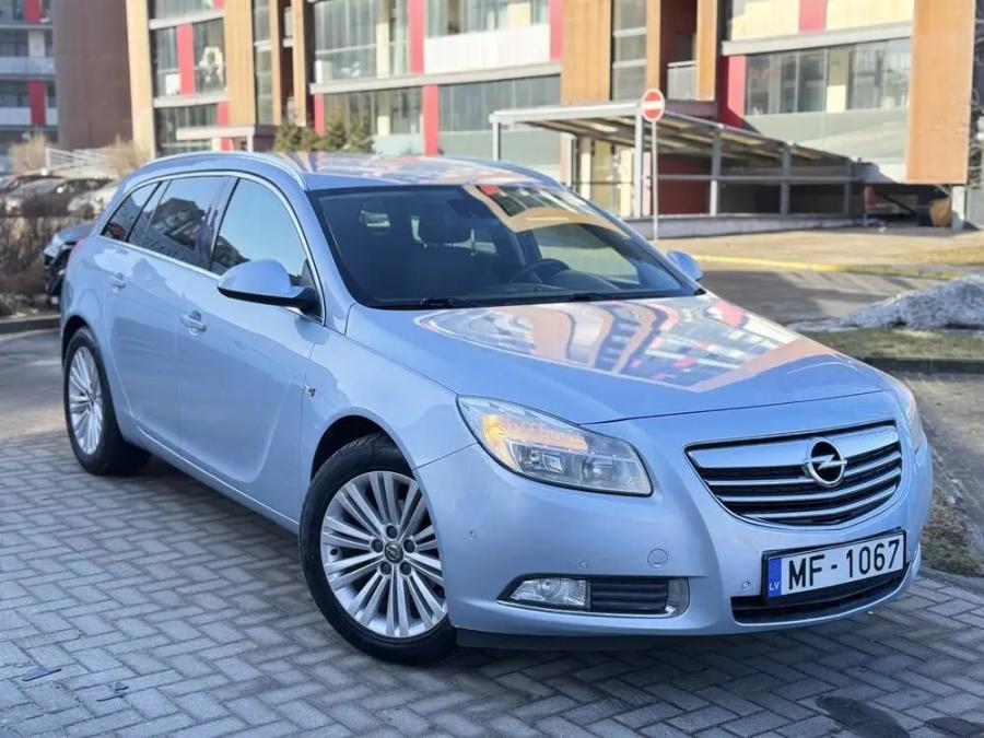 Grey Opel Insignia 2013 in Riga, with an engine capacity of 2.00 L and mileage of 356 thousand km for 2490 €, photo 1 on AUTOMOTO.COM.LV