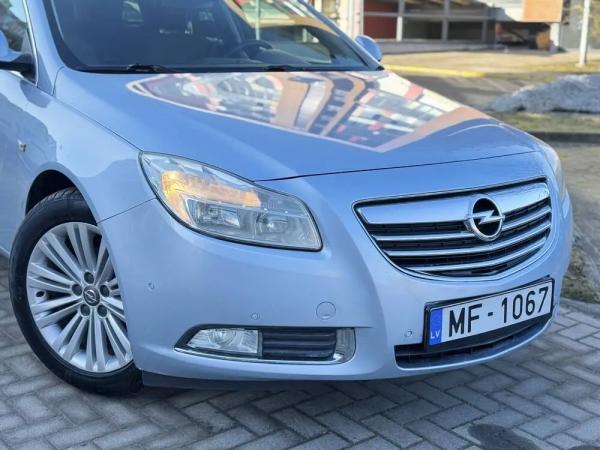 Grey Opel Insignia 2013 in Riga, with an engine capacity of 2.00 L and mileage of 356 thousand km for 2490 €, photo 2 on AUTOMOTO.COM.LV