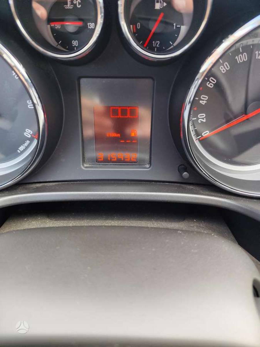 Grey Opel Insignia 2013 in Alytus, with an engine capacity of 1.96 L and mileage of 316 thousand km for 3000 €, photo 3 on AUTOMOTO.COM.LV