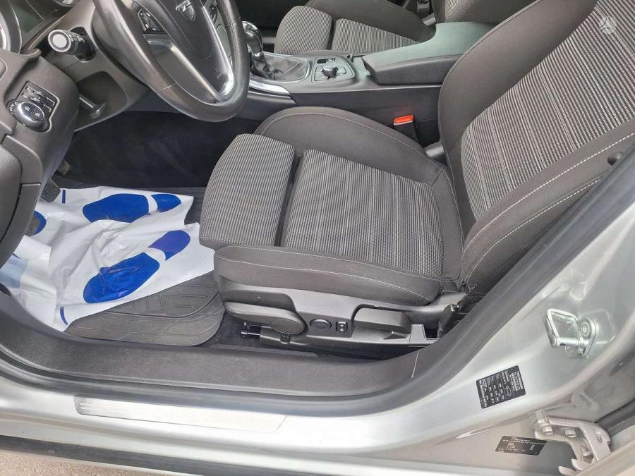 Grey Opel Insignia 2013 in Utena, with an engine capacity of 2.00 L and mileage of 243 thousand km for 3550 €, photo 11 on AUTOMOTO.COM.LV