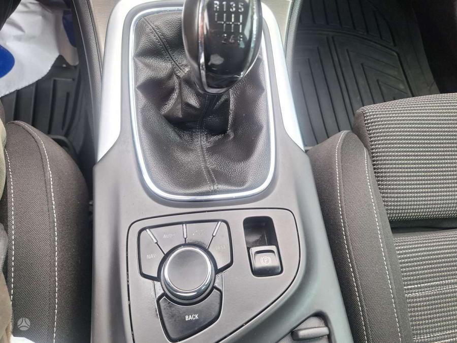 Grey Opel Insignia 2013 in Utena, with an engine capacity of 2.00 L and mileage of 243 thousand km for 3550 €, photo 14 on AUTOMOTO.COM.LV