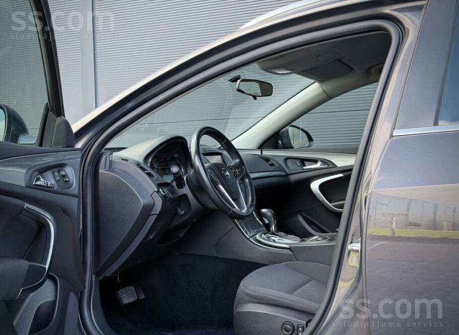 Grey Opel Insignia 2014 in Riga, with an engine capacity of 2.00 L and mileage of 207 thousand km for 5595 €, photo 9 on AUTOMOTO.COM.LV
