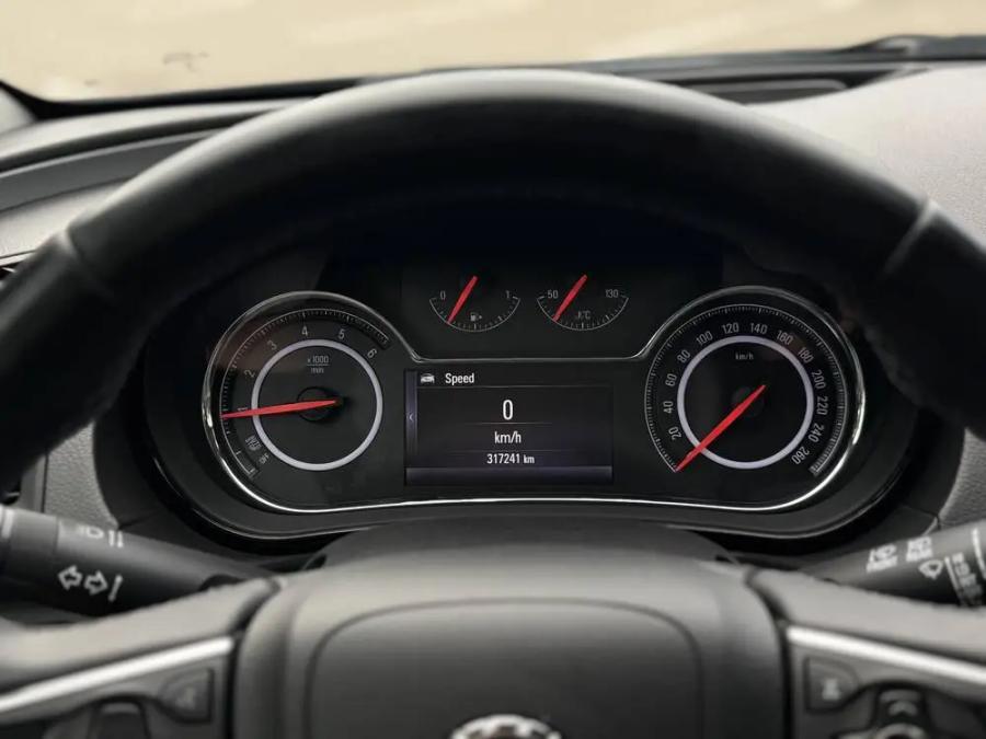 Grey Opel Insignia 2014 in Jurmala, with an engine capacity of 2.00 L and mileage of 312 thousand km for 4990 €, photo 18 on AUTOMOTO.COM.LV