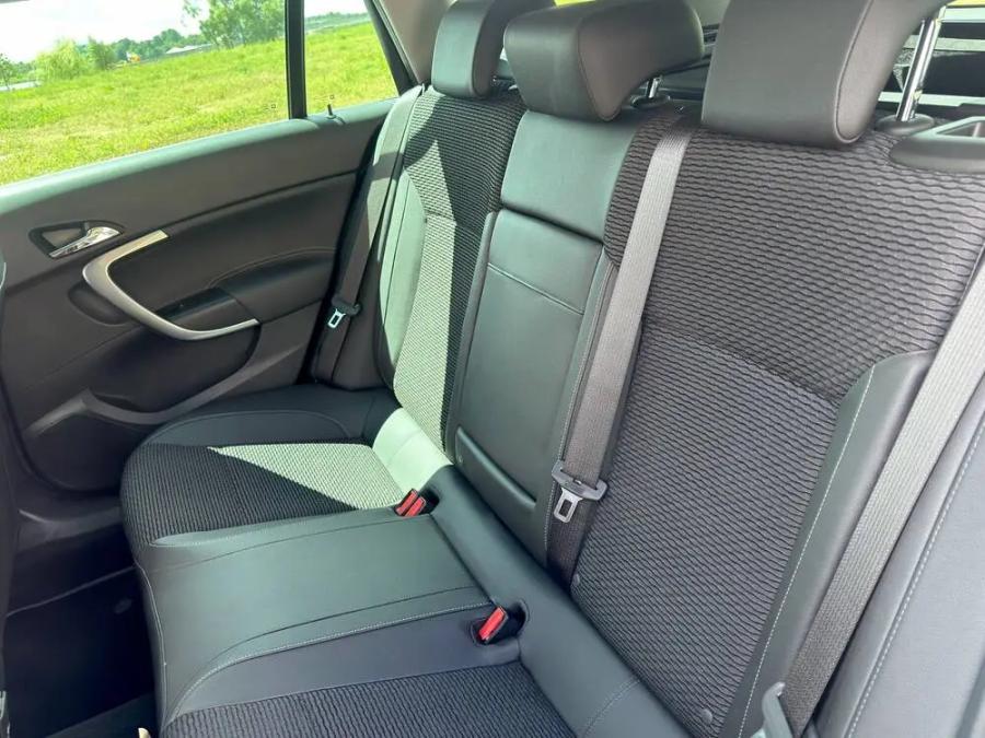 Grey Opel Insignia 2014 in Rezekne, with an engine capacity of 2.00 L and mileage of 281 thousand km for 5900 €, photo 12 on AUTOMOTO.COM.LV
