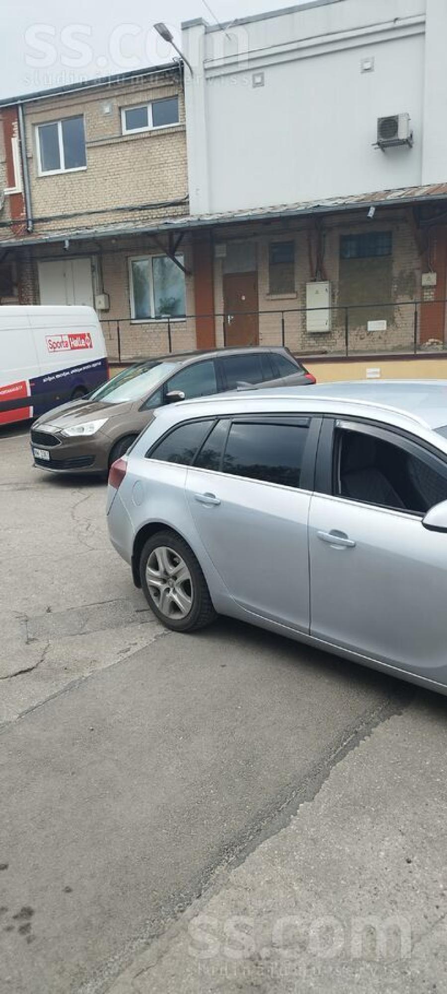Grey Opel Insignia 2015 in Riga, with an engine capacity of 1.60 L and mileage of 200 thousand km for 5700 €, photo 3 on AUTOMOTO.COM.LV
