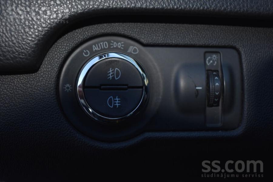 Grey Opel Insignia 2015 in Talsi, with an engine capacity of 2.00 L and mileage of 345 thousand km for 4900 €, photo 13 on AUTOMOTO.COM.LV