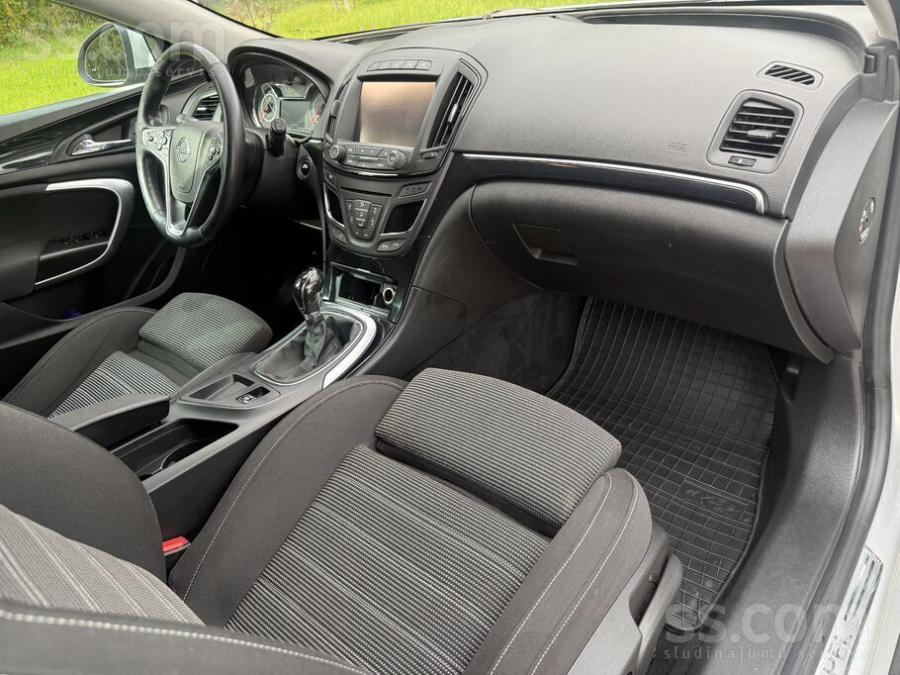 Grey Opel Insignia 2015 in Valmiera, with an engine capacity of 2.00 L and mileage of 179 thousand km for 6800 €, photo 8 on AUTOMOTO.COM.LV