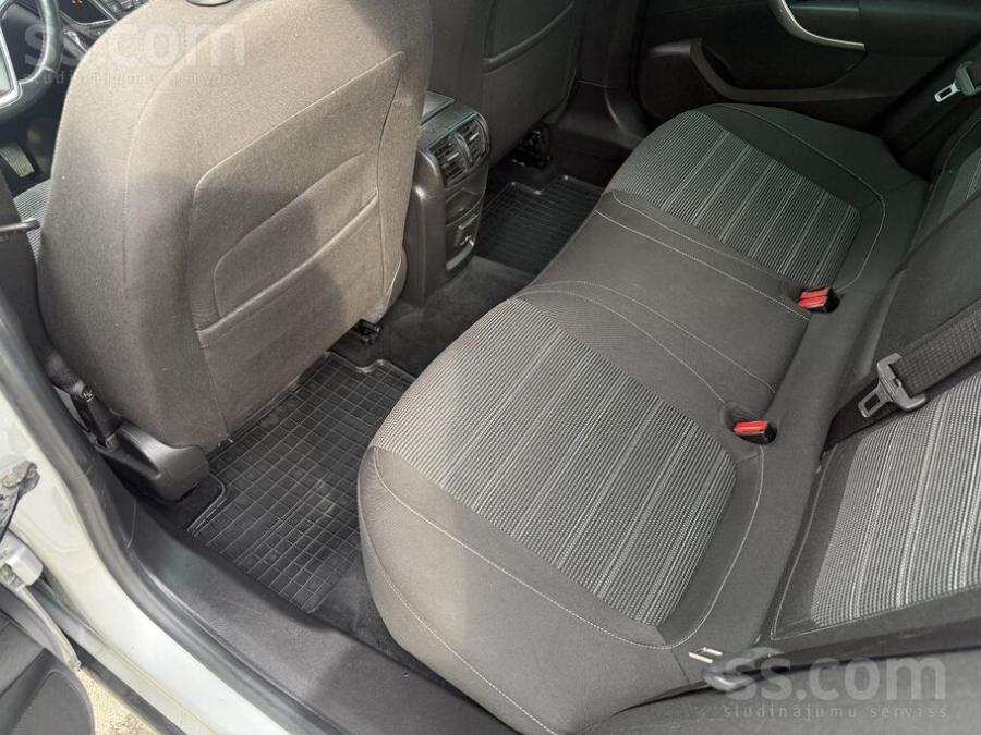 Grey Opel Insignia 2015 in Valmiera, with an engine capacity of 2.00 L and mileage of 179 thousand km for 6800 €, photo 13 on AUTOMOTO.COM.LV