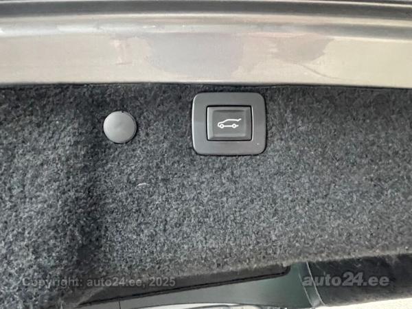 Grey Opel Insignia 2016 in Tartu, with an engine capacity of 2.00 L and mileage of 231 thousand km for 7990 €, photo 11 on AUTOMOTO.COM.LV