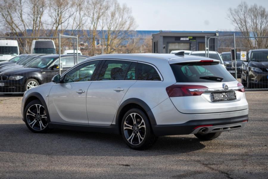 Grey Opel Insignia 2016 in Riga, with an engine capacity of 2.00 L and mileage of 238 thousand km for 7300 €, photo 3 on AUTOMOTO.COM.LV