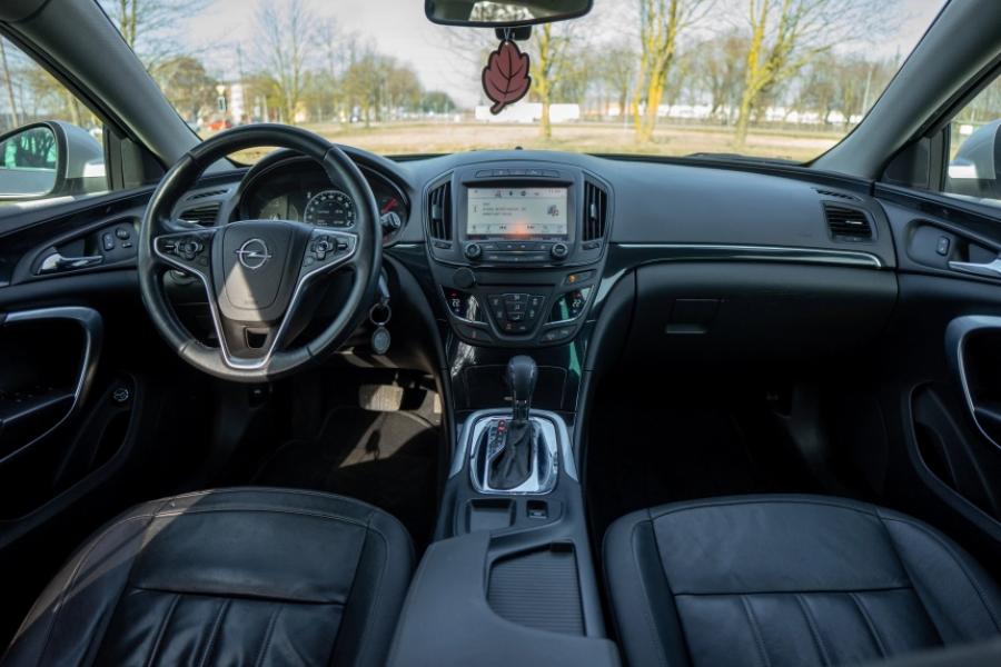 Grey Opel Insignia 2016 in Riga, with an engine capacity of 2.00 L and mileage of 238 thousand km for 7300 €, photo 8 on AUTOMOTO.COM.LV