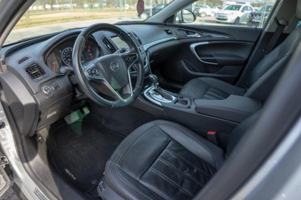 Grey Opel Insignia 2016 in Riga, with an engine capacity of 2.00 L and mileage of 238 thousand km for 7300 €, photo 9 on AUTOMOTO.COM.LV