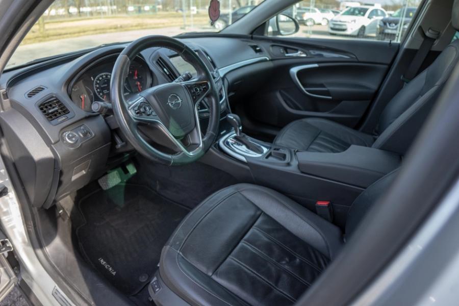 Grey Opel Insignia 2016 in Riga, with an engine capacity of 2.00 L and mileage of 238 thousand km for 7300 €, photo 10 on AUTOMOTO.COM.LV
