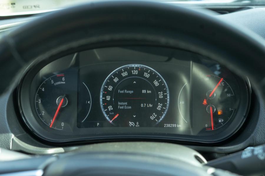 Grey Opel Insignia 2016 in Riga, with an engine capacity of 2.00 L and mileage of 238 thousand km for 7300 €, photo 17 on AUTOMOTO.COM.LV