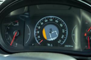 Grey Opel Insignia 2016 in Riga, with an engine capacity of 2.00 L and mileage of 238 thousand km for 7300 €, photo 18 on AUTOMOTO.COM.LV