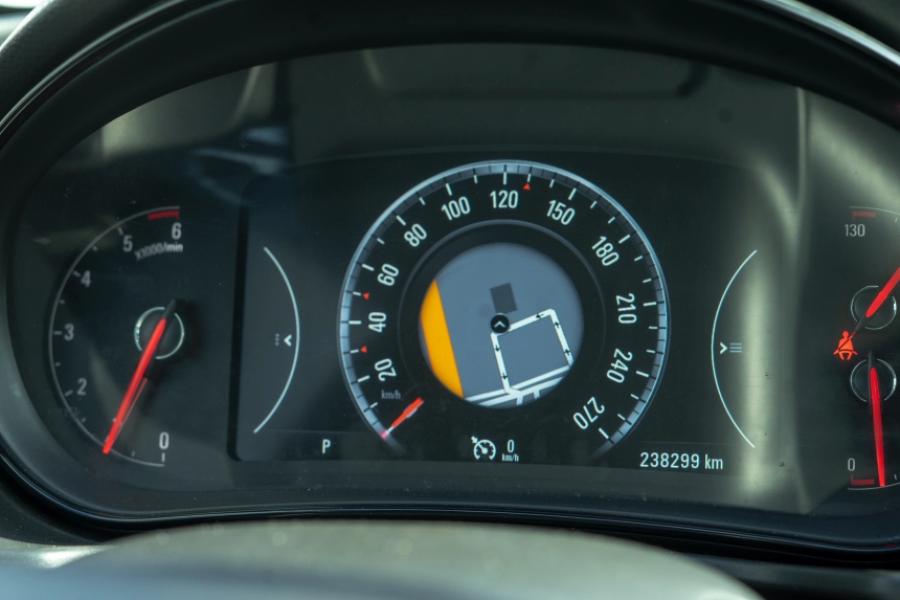 Grey Opel Insignia 2016 in Riga, with an engine capacity of 2.00 L and mileage of 238 thousand km for 7300 €, photo 18 on AUTOMOTO.COM.LV