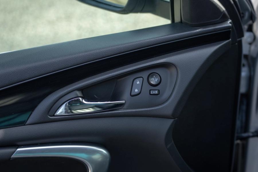 Grey Opel Insignia 2016 in Riga, with an engine capacity of 2.00 L and mileage of 238 thousand km for 7300 €, photo 24 on AUTOMOTO.COM.LV