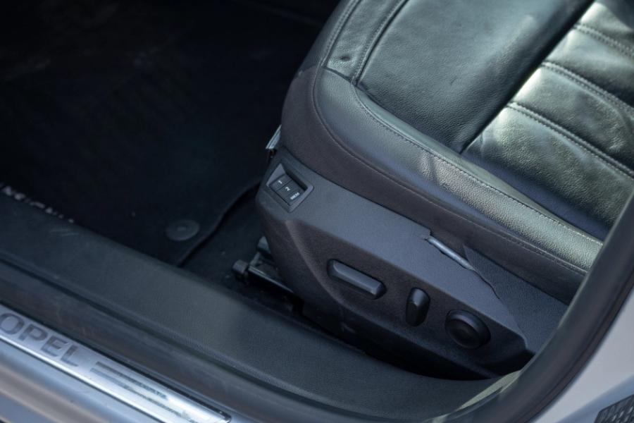Grey Opel Insignia 2016 in Riga, with an engine capacity of 2.00 L and mileage of 238 thousand km for 7300 €, photo 26 on AUTOMOTO.COM.LV