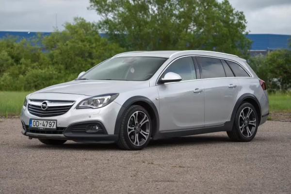 Grey Opel Insignia 2016 in Liepaja, with an engine capacity of 2.00 L and mileage of 238 thousand km for 7300 €, photo 1 on AUTOMOTO.COM.LV