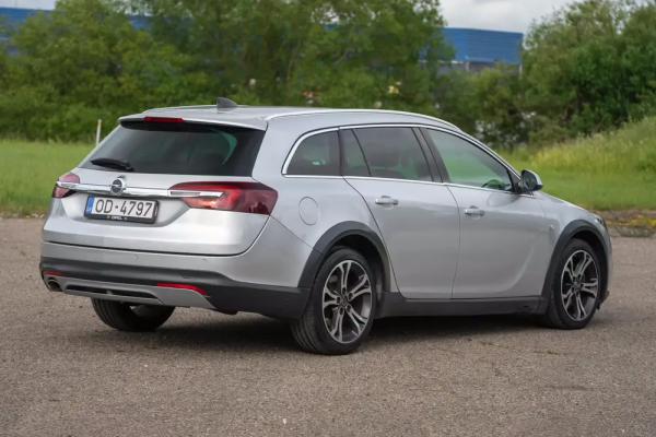 Grey Opel Insignia 2016 in Liepaja, with an engine capacity of 2.00 L and mileage of 238 thousand km for 7300 €, photo 4 on AUTOMOTO.COM.LV