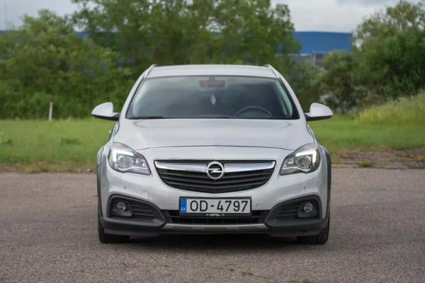 Grey Opel Insignia 2016 in Liepaja, with an engine capacity of 2.00 L and mileage of 238 thousand km for 7300 €, photo 6 on AUTOMOTO.COM.LV