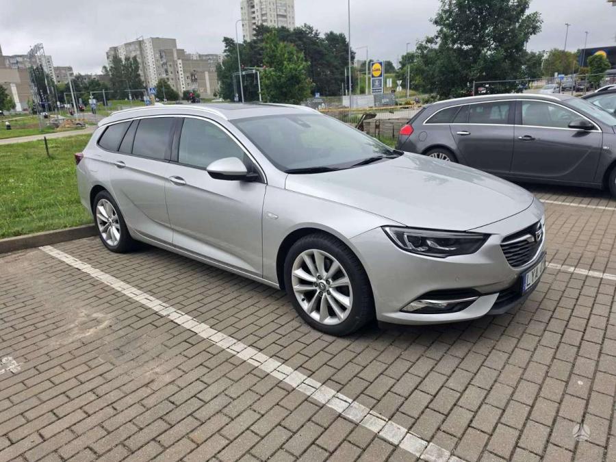 Grey Opel Insignia 2017 in Vilnius, with an engine capacity of 1.96 L and mileage of 135 thousand km for 10500 €, photo 1 on AUTOMOTO.COM.LV