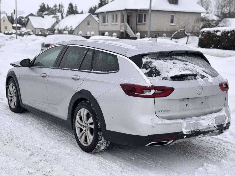 Grey Opel Insignia 2018 in Raseiniai, with an engine capacity of 2.00 L and mileage of 46 thousand km for 7999 €, photo 1 on AUTOMOTO.COM.LV