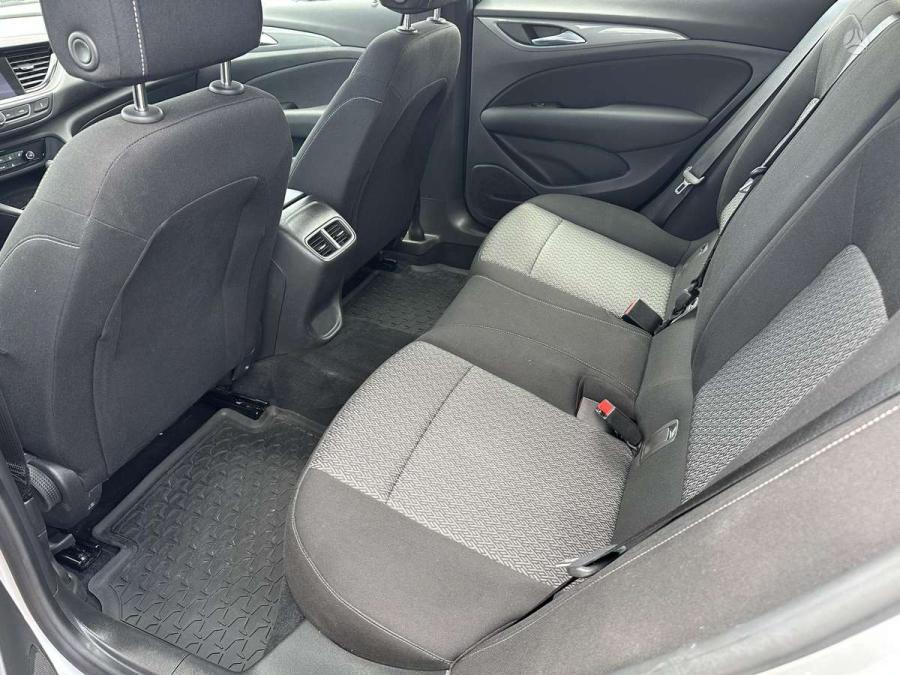 Grey Opel Insignia 2018 in Alytus, with an engine capacity of 1.96 L and mileage of 200 thousand km for 9400 €, photo 8 on AUTOMOTO.COM.LV