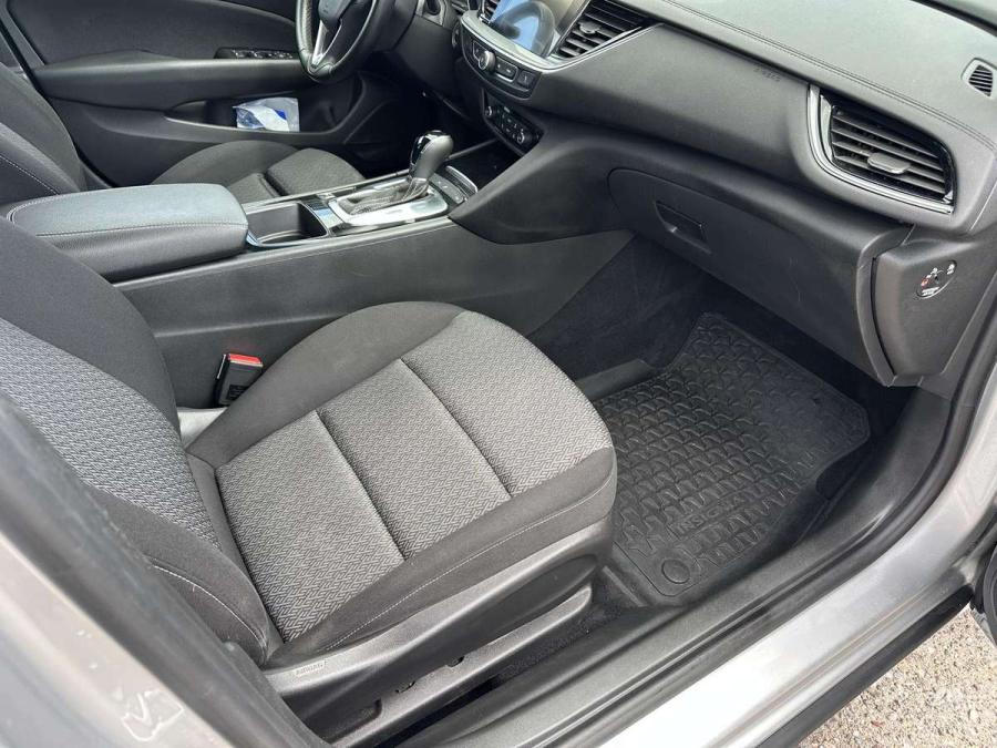 Grey Opel Insignia 2018 in Alytus, with an engine capacity of 1.96 L and mileage of 200 thousand km for 9400 €, photo 9 on AUTOMOTO.COM.LV